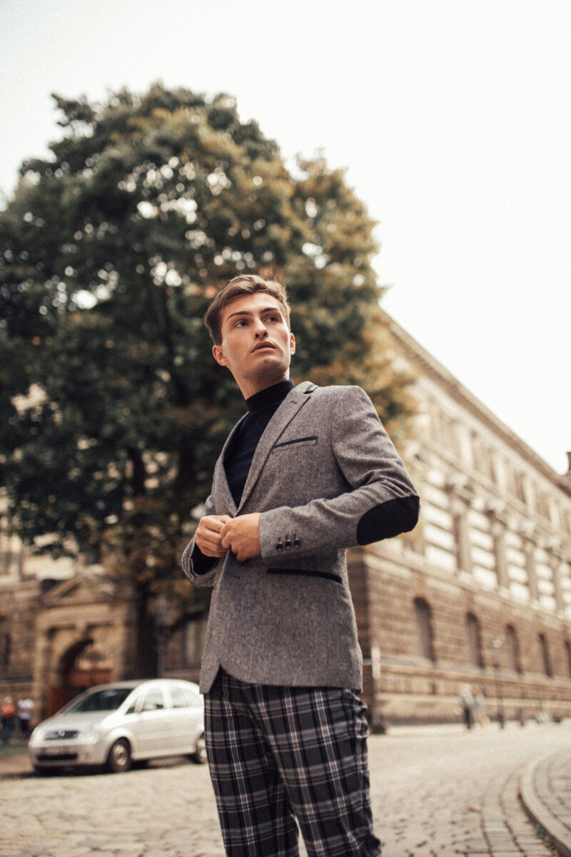 Demure Outfit für Männer: Graue Blazer für den Herbst 2024